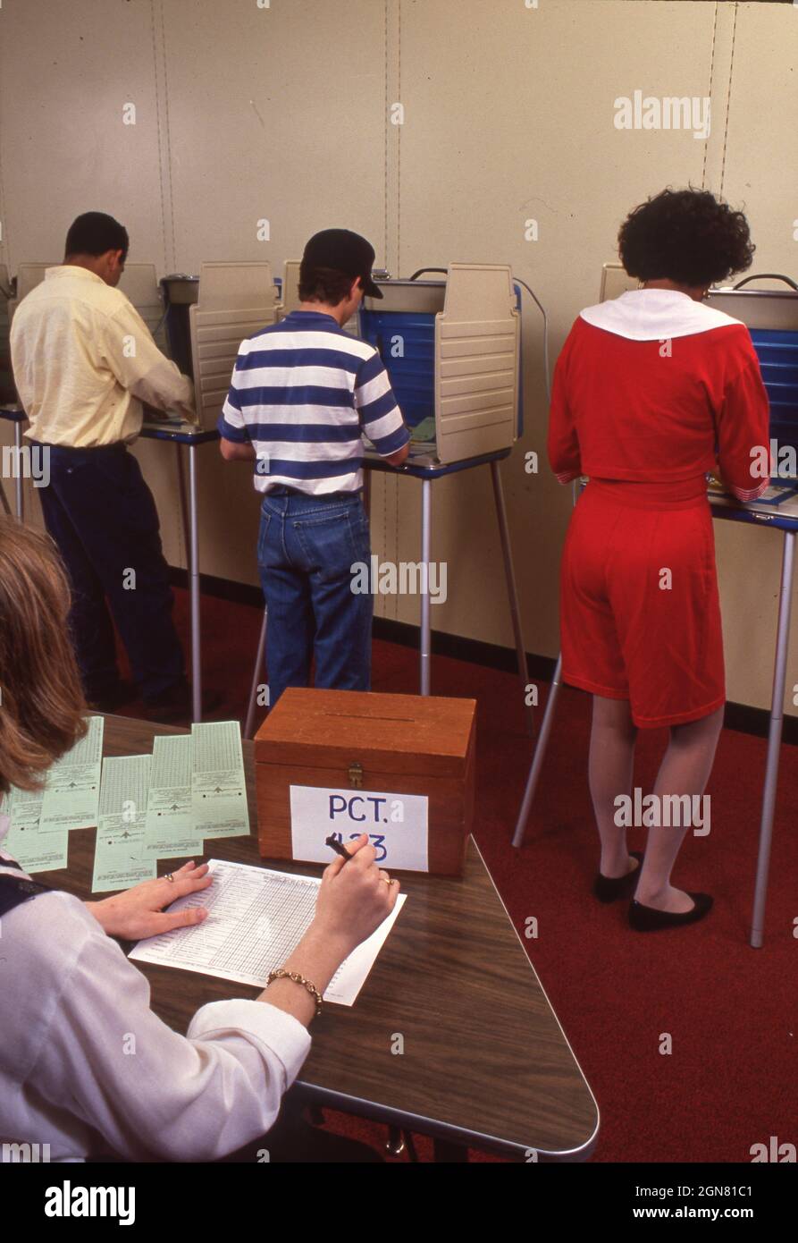 Texas voting booths hi-res stock photography and images - Alamy