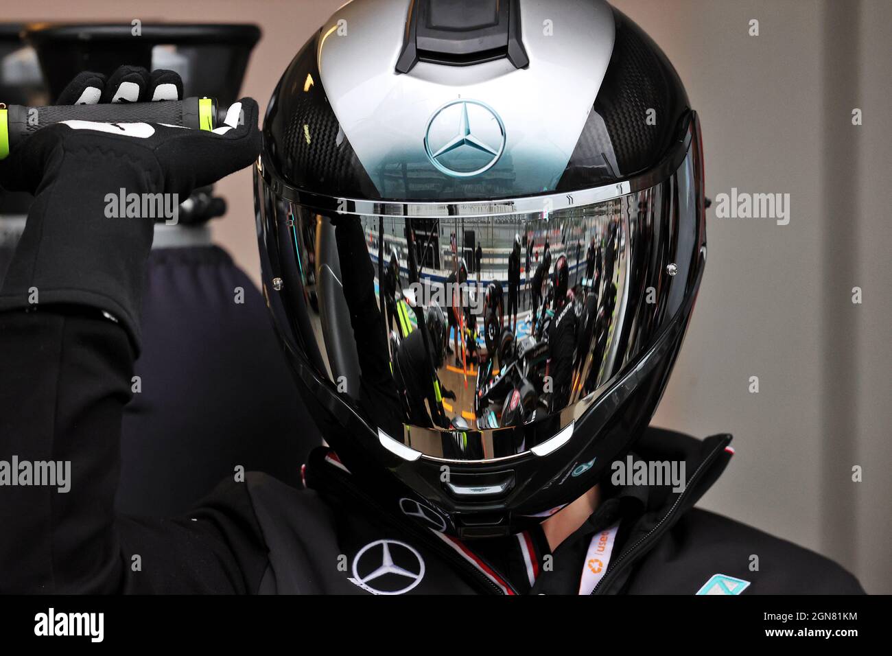 Mercedes amg f1 mechanic practices a pit stop hi-res stock photography ...