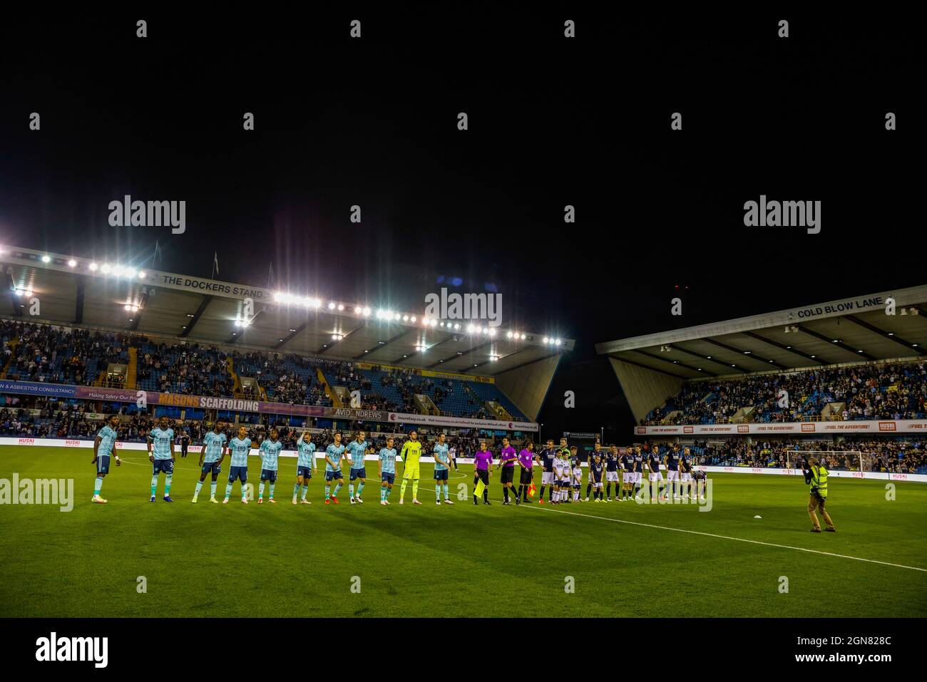Millwall line up before the match hi-res stock photography and images ...