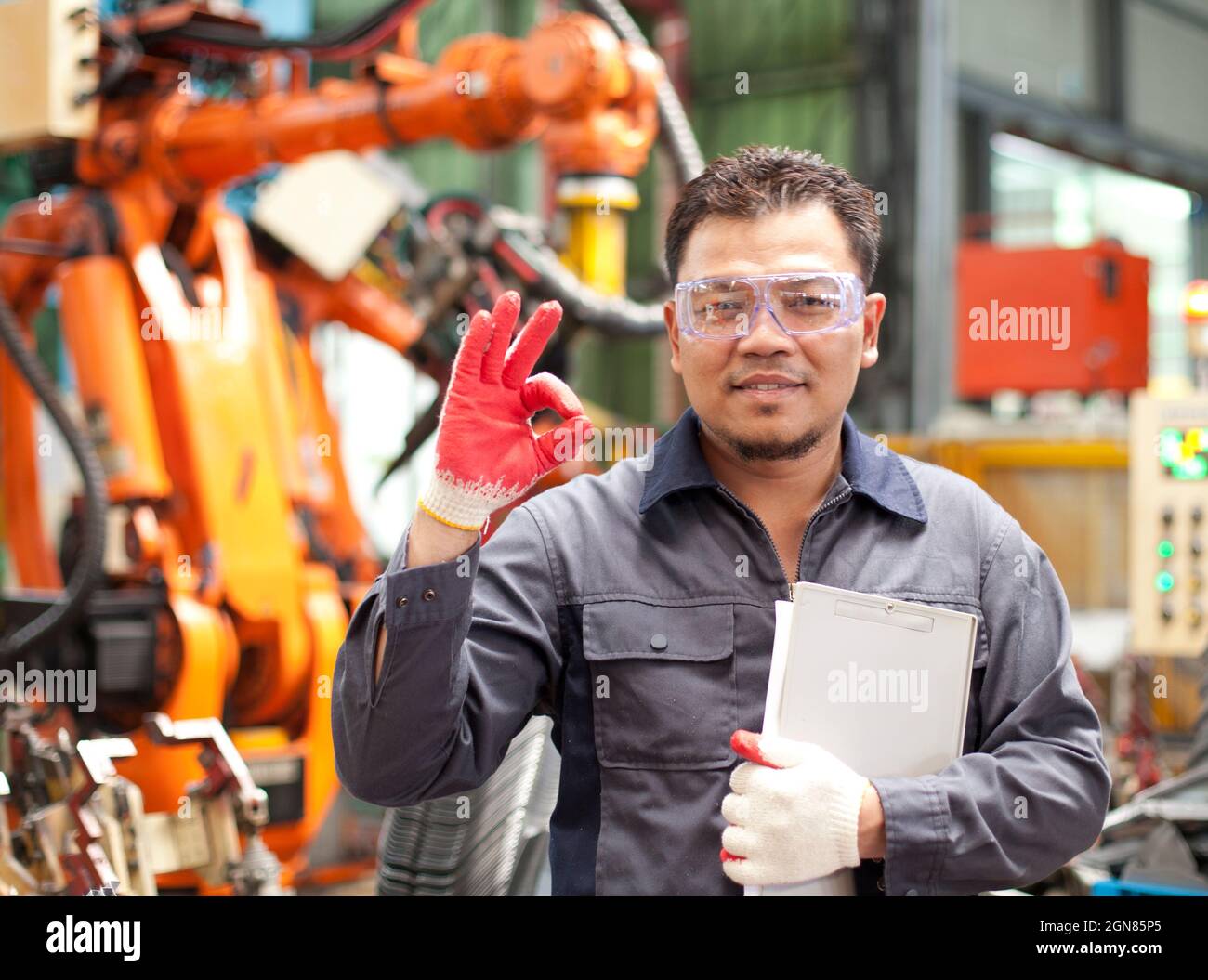 Holding a notepad hi-res stock photography and images - Alamy