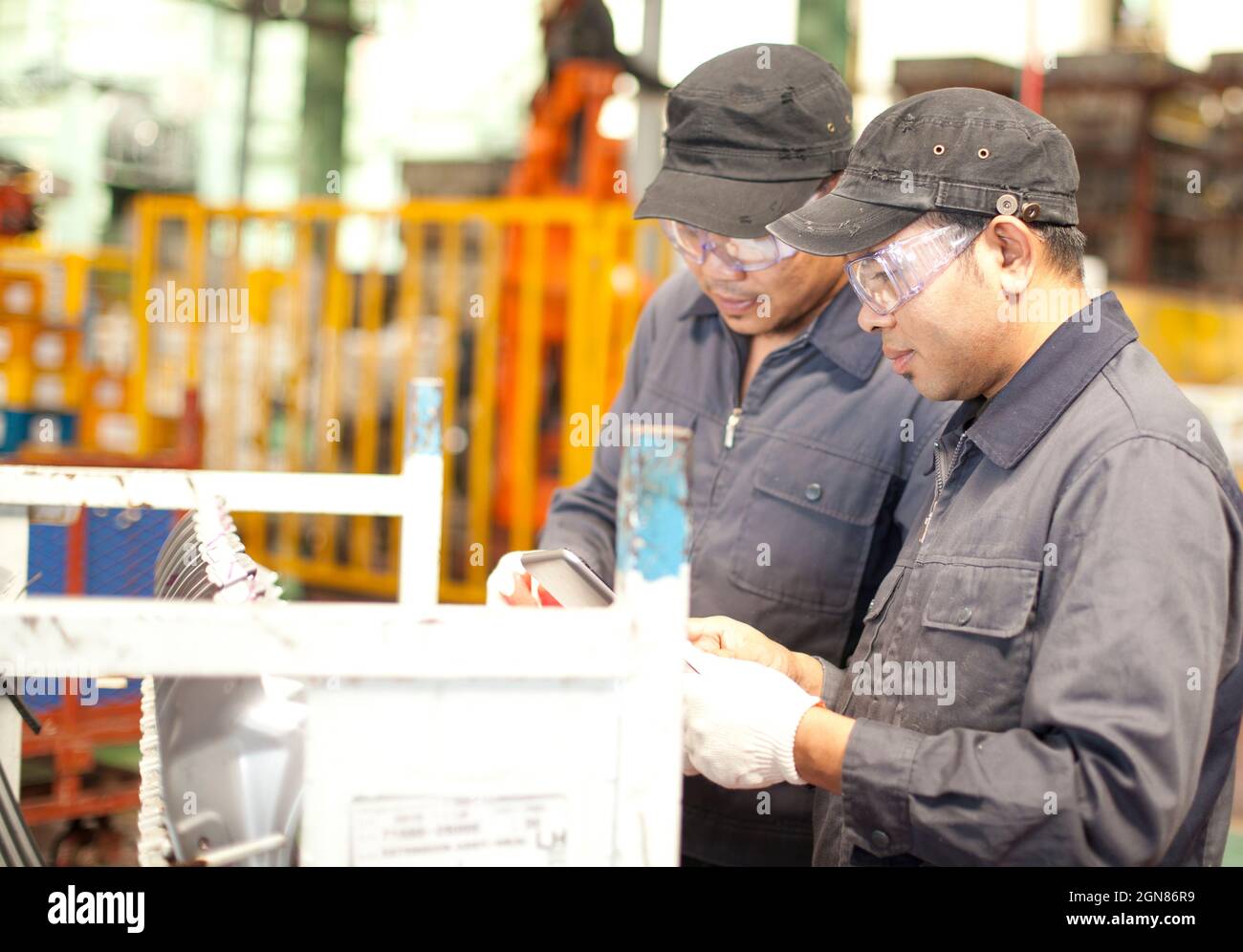 Factory workers by forklift hi-res stock photography and images - Alamy