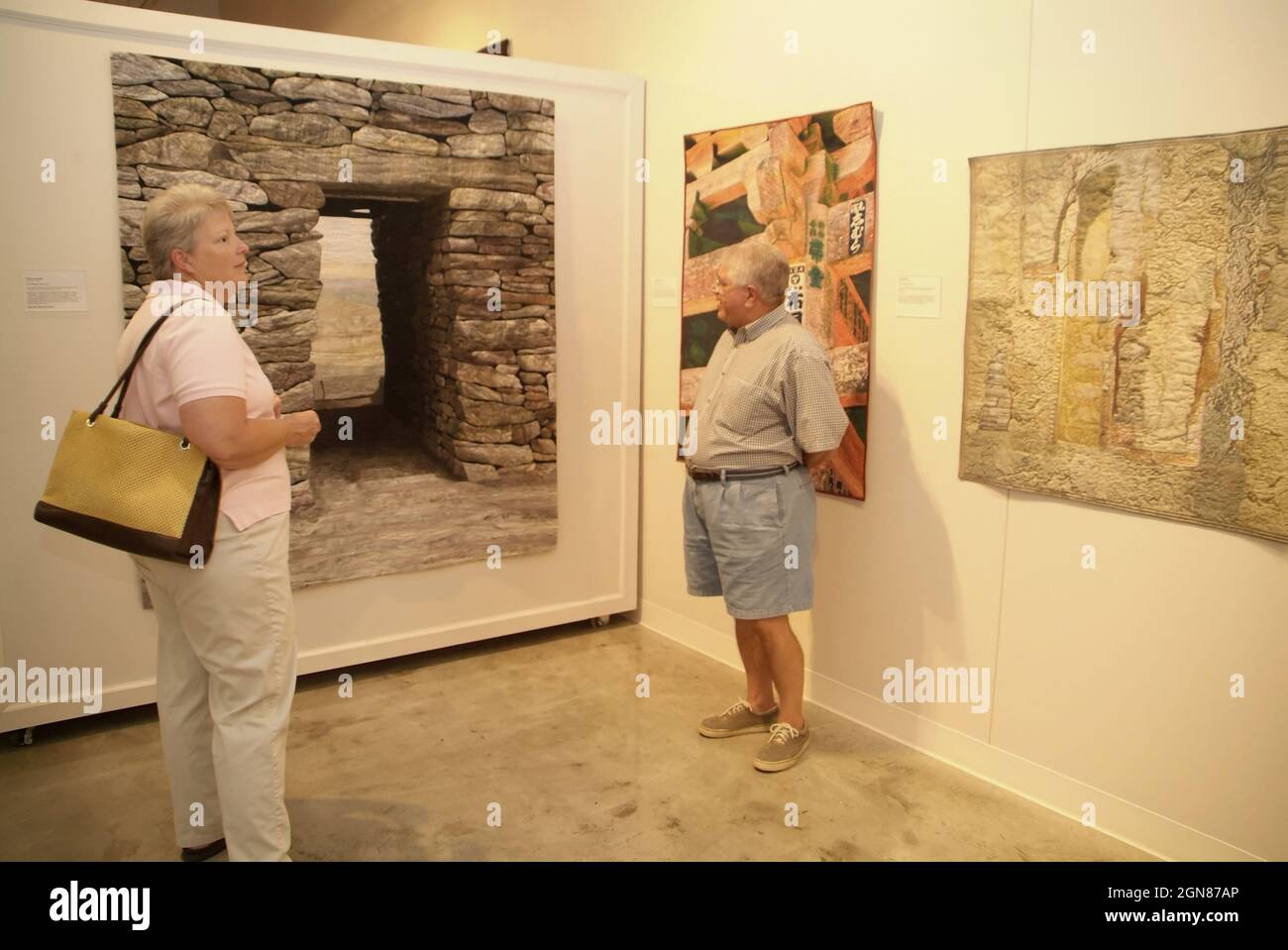 Elderly people art gallery hi-res stock photography and images - Alamy