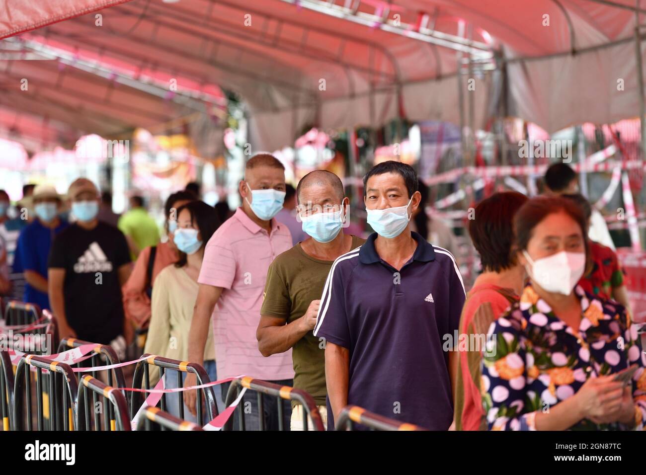 Servants wait hi-res stock photography and images - Alamy