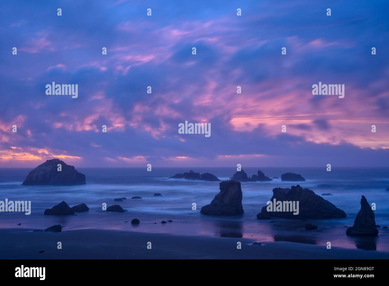 Sea stacks at Bandon Beach on the southern Oregon Coast Stock Photo - Alamy