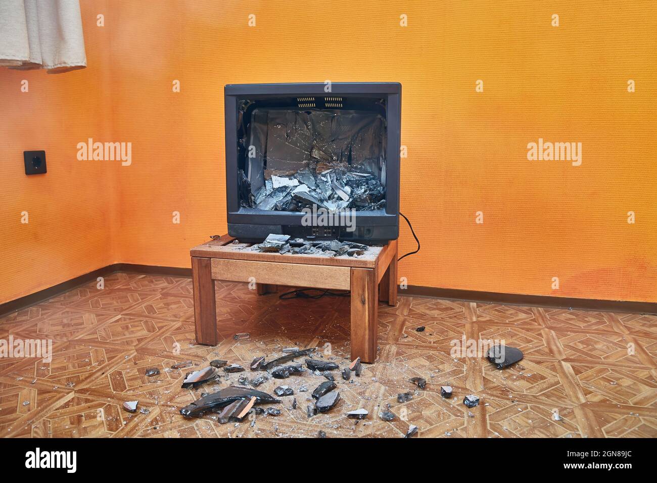 Smashed tv screen hi-res stock photography and images - Alamy