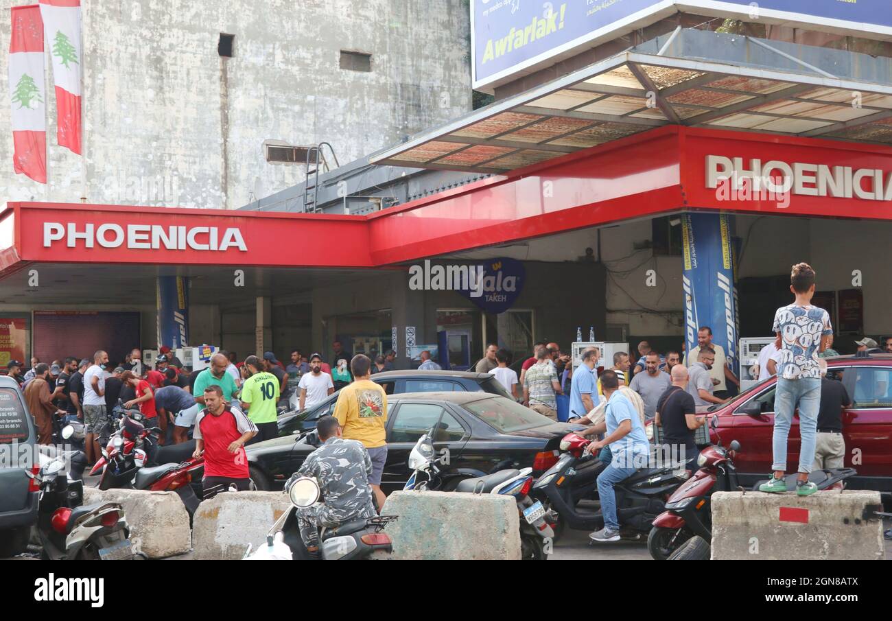 Beirut, Lebanon. 23rd Sep, 2021. People crowd a gas station, Beirut ...