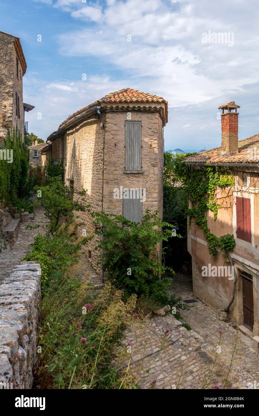 Crestet village vaucluse provence hi-res stock photography and images ...