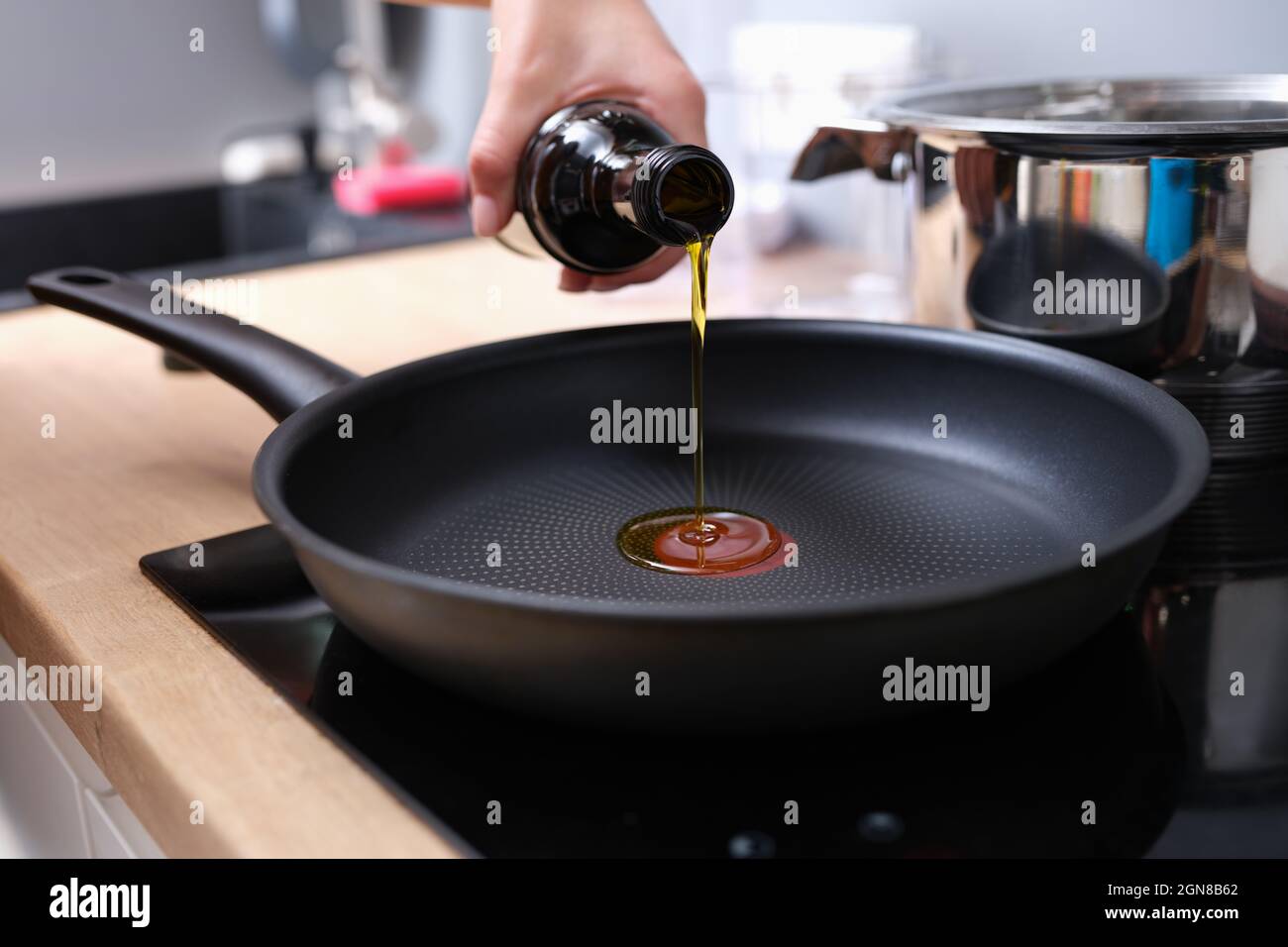 Pouring olive oil cooker hi-res stock photography and images - Alamy