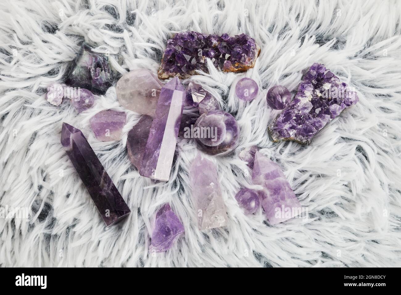 Healing purple amethyst stones on white background. Crystals for ritual ...