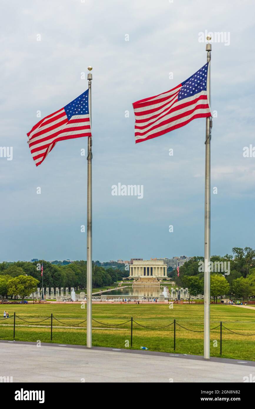 Lincoln memorial with flag hi-res stock photography and images - Alamy