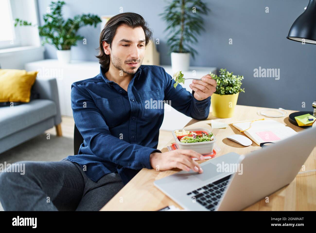 Man eating and working with laptop hi-res stock photography and images ...
