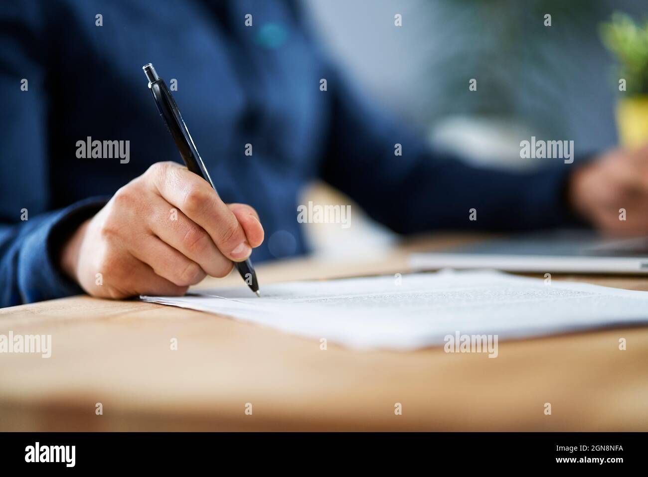 Signing documents hi-res stock photography and images - Alamy