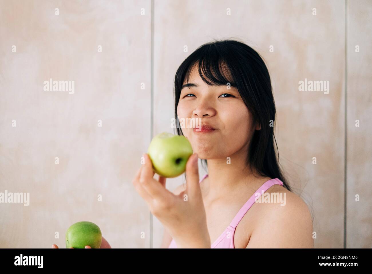 Black woman eating apple hi-res stock photography and images - Alamy