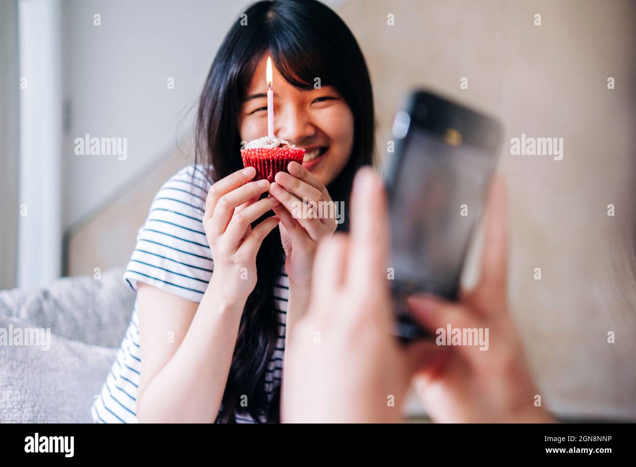 Female friend taking photo hi-res stock photography and images - Alamy