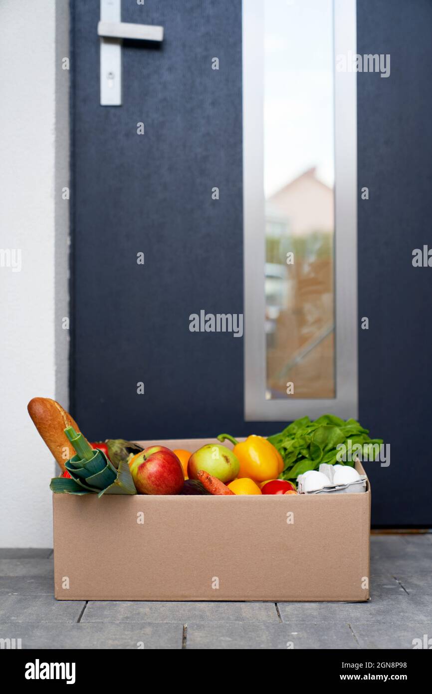 Grocery order at front door Stock Photo - Alamy