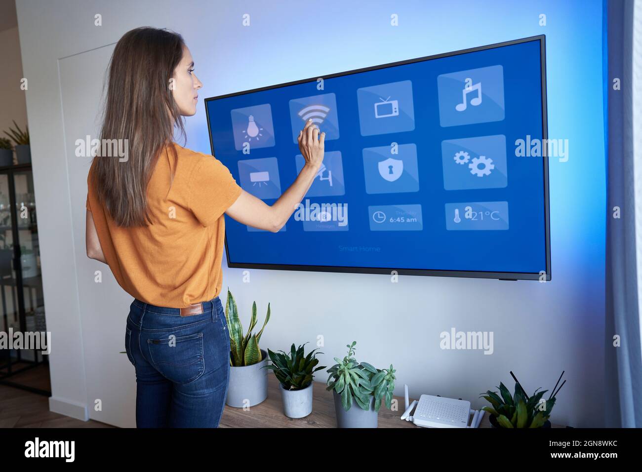Smart tv image hi-res stock photography and images - Alamy