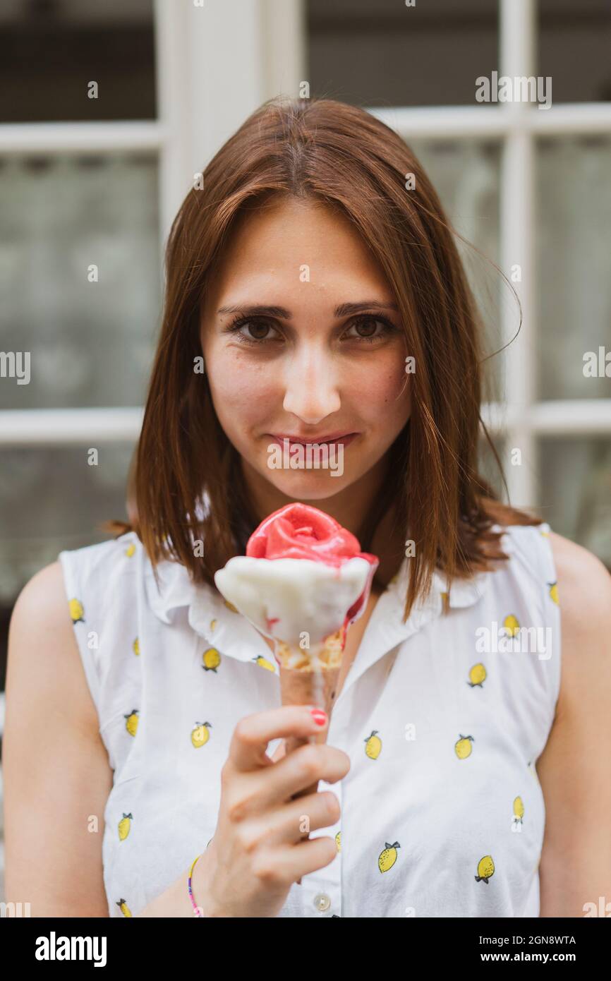 Beautiful woman eating ice cream hi-res stock photography and images ...