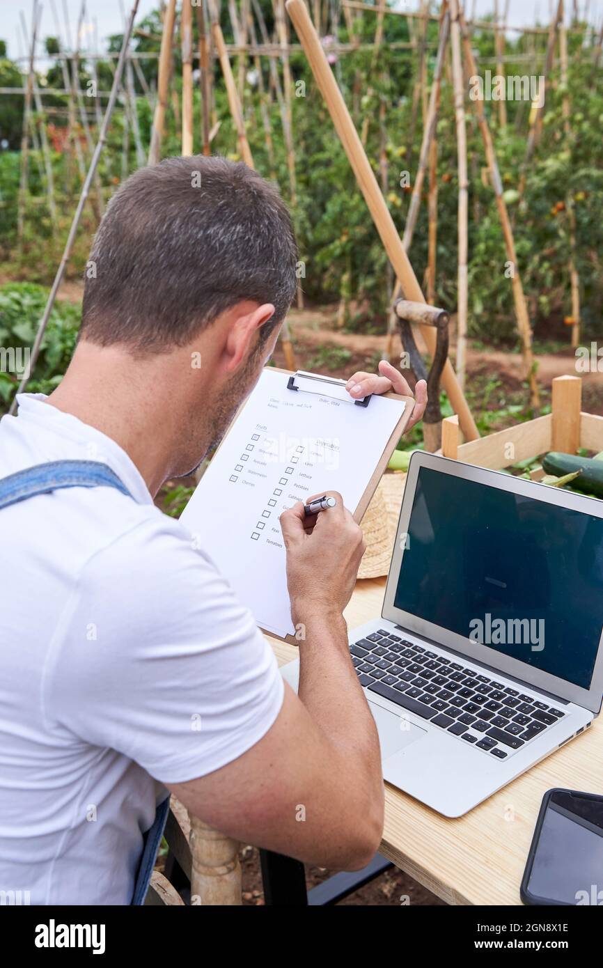 Farmer working at table hi-res stock photography and images - Alamy