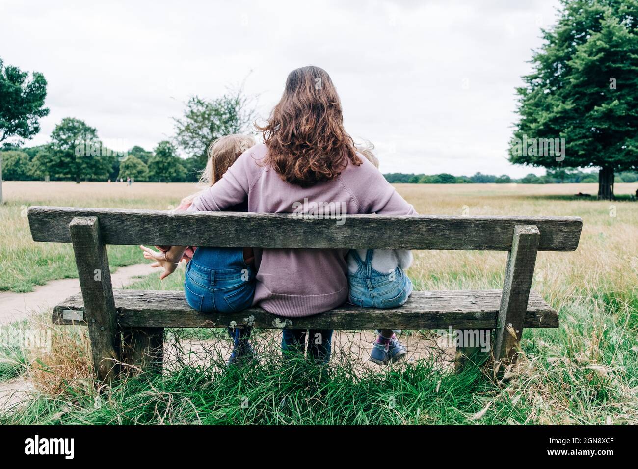 Girl rear view park bench hi-res stock photography and images - Alamy