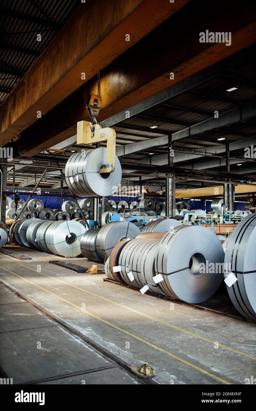 Overhead crane hi-res stock photography and images - Alamy