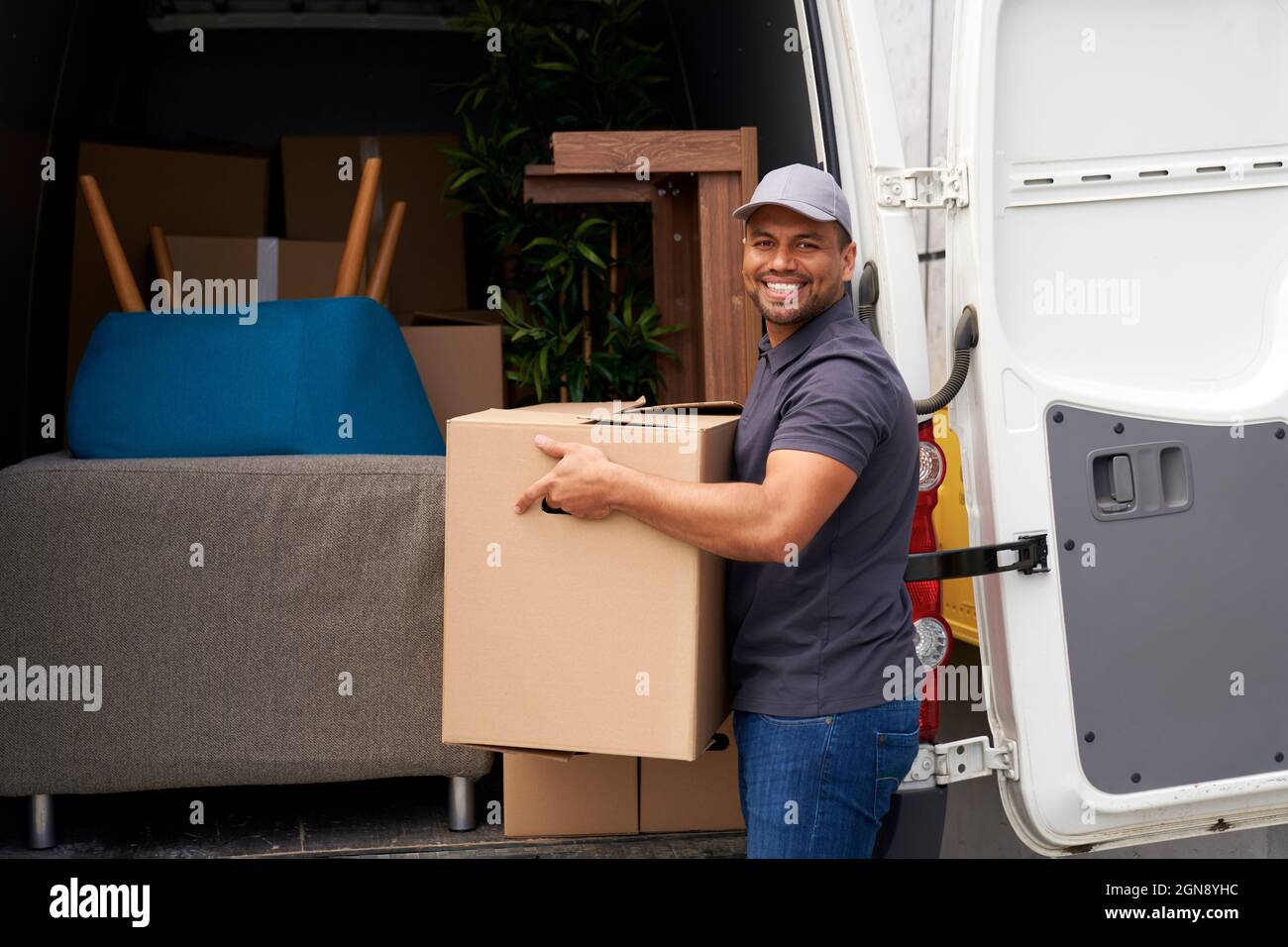 Delivery man delivering cardboard box hi-res stock photography and ...