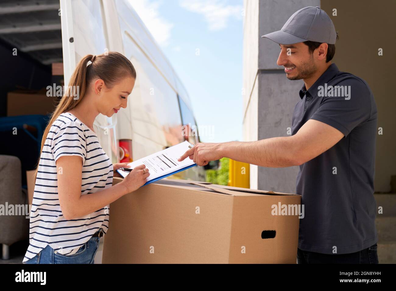 Person signing on document hi-res stock photography and images - Alamy