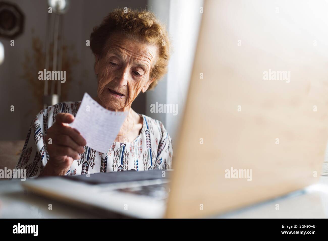 Letter reading woman hi-res stock photography and images - Alamy