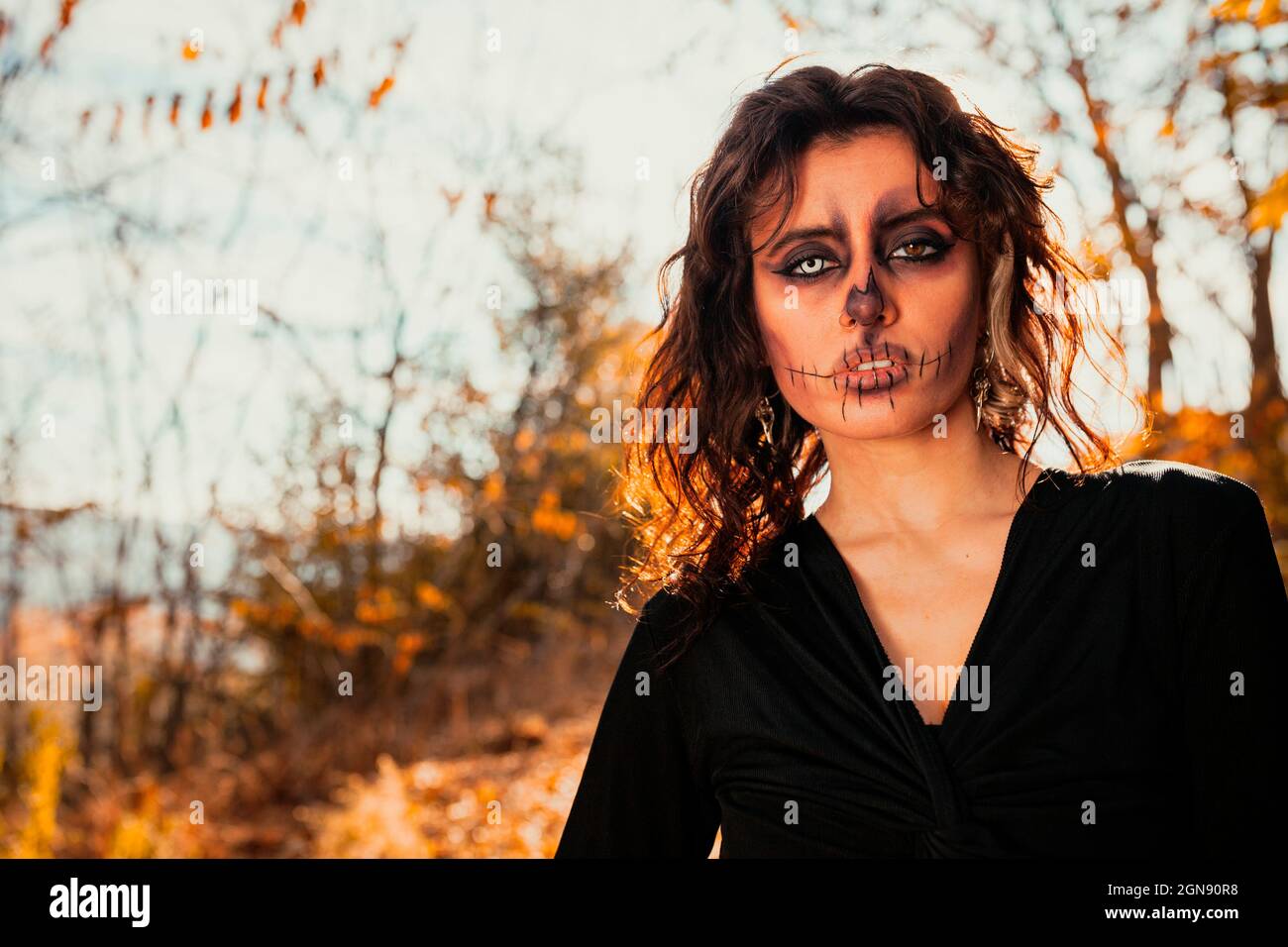 Young women spooky hi-res stock photography and images - Alamy