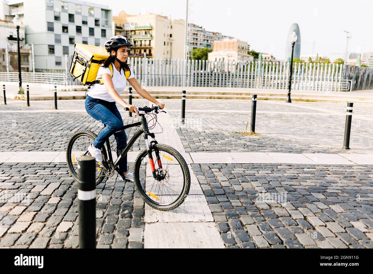 Bicycle courier female hi-res stock photography and images - Alamy