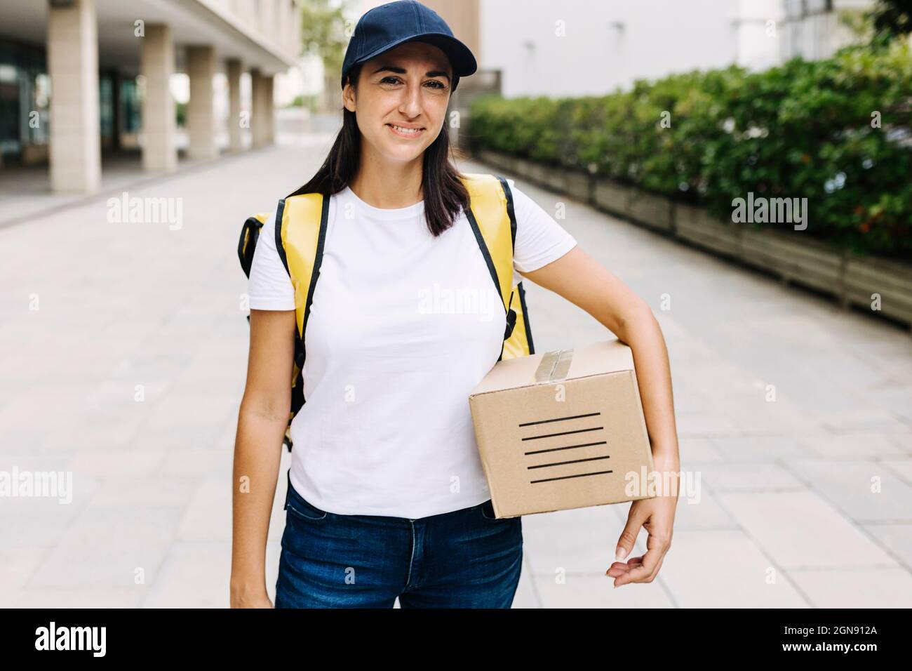 Box delivery woman hi-res stock photography and images - Alamy