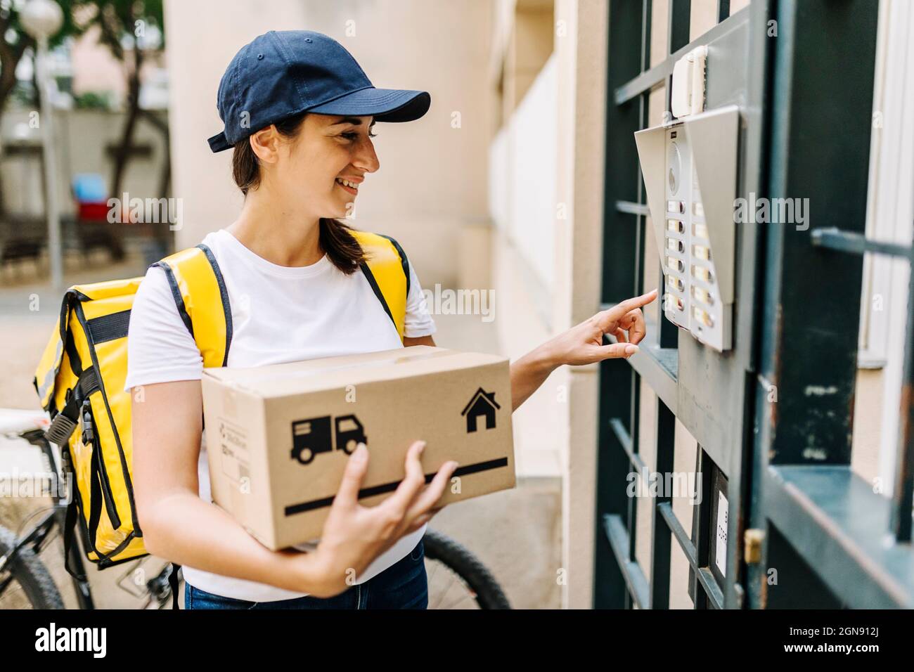 Box delivery woman hi-res stock photography and images - Alamy