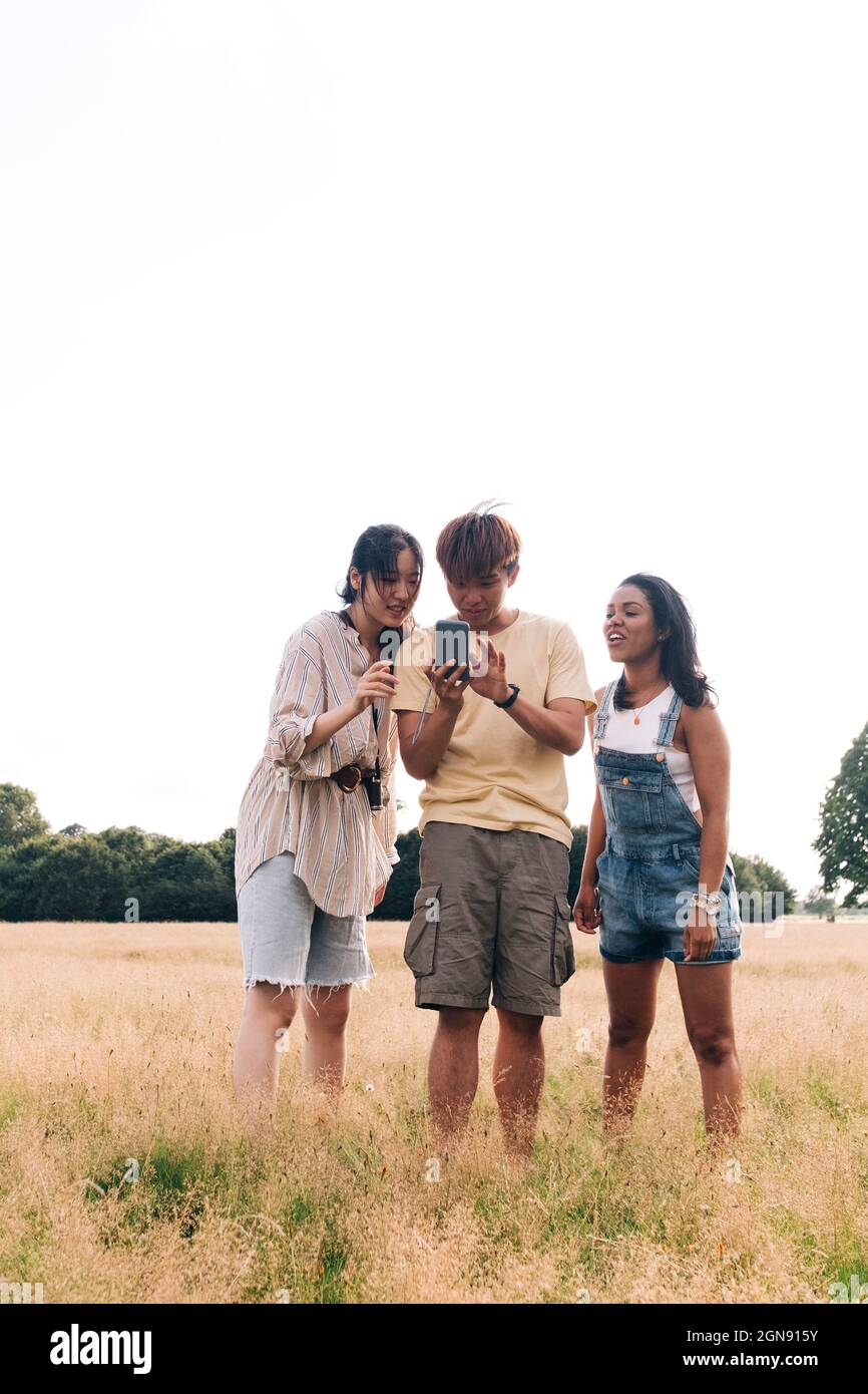 Indian people checking phone hi-res stock photography and images - Alamy