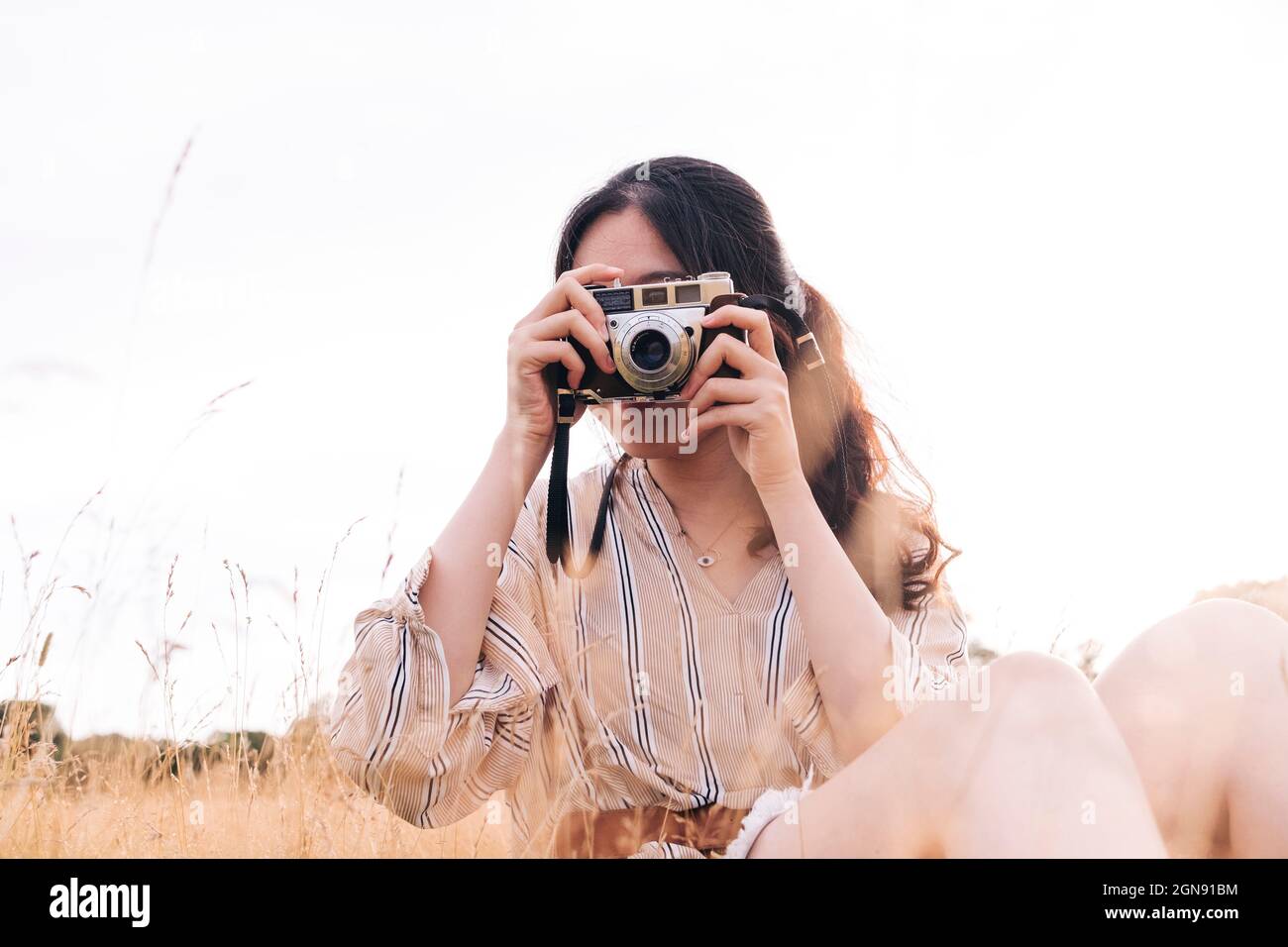 Woman vintage camera sunset hi-res stock photography and images - Alamy