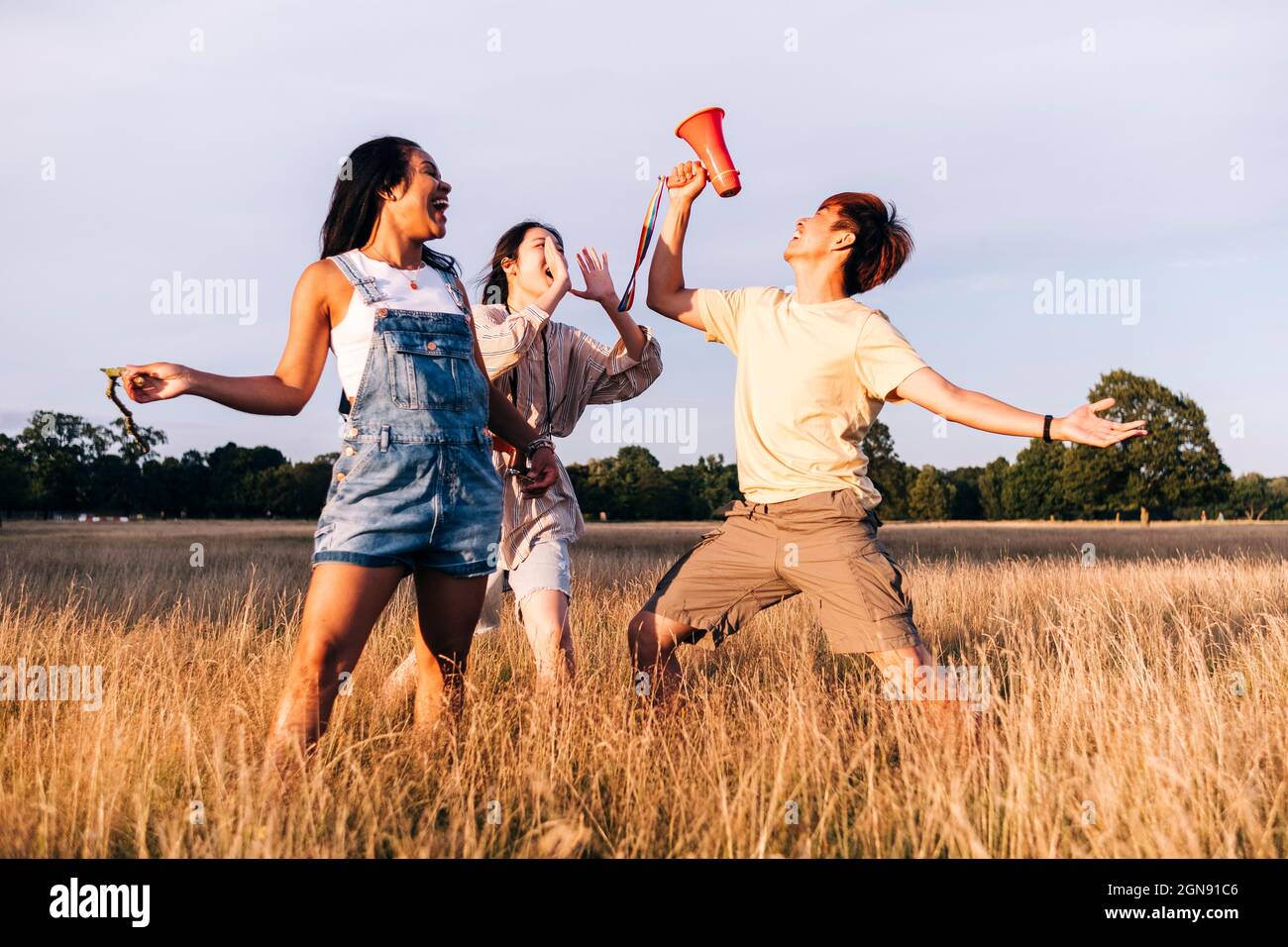 Man singing hi-res stock photography and images - Alamy