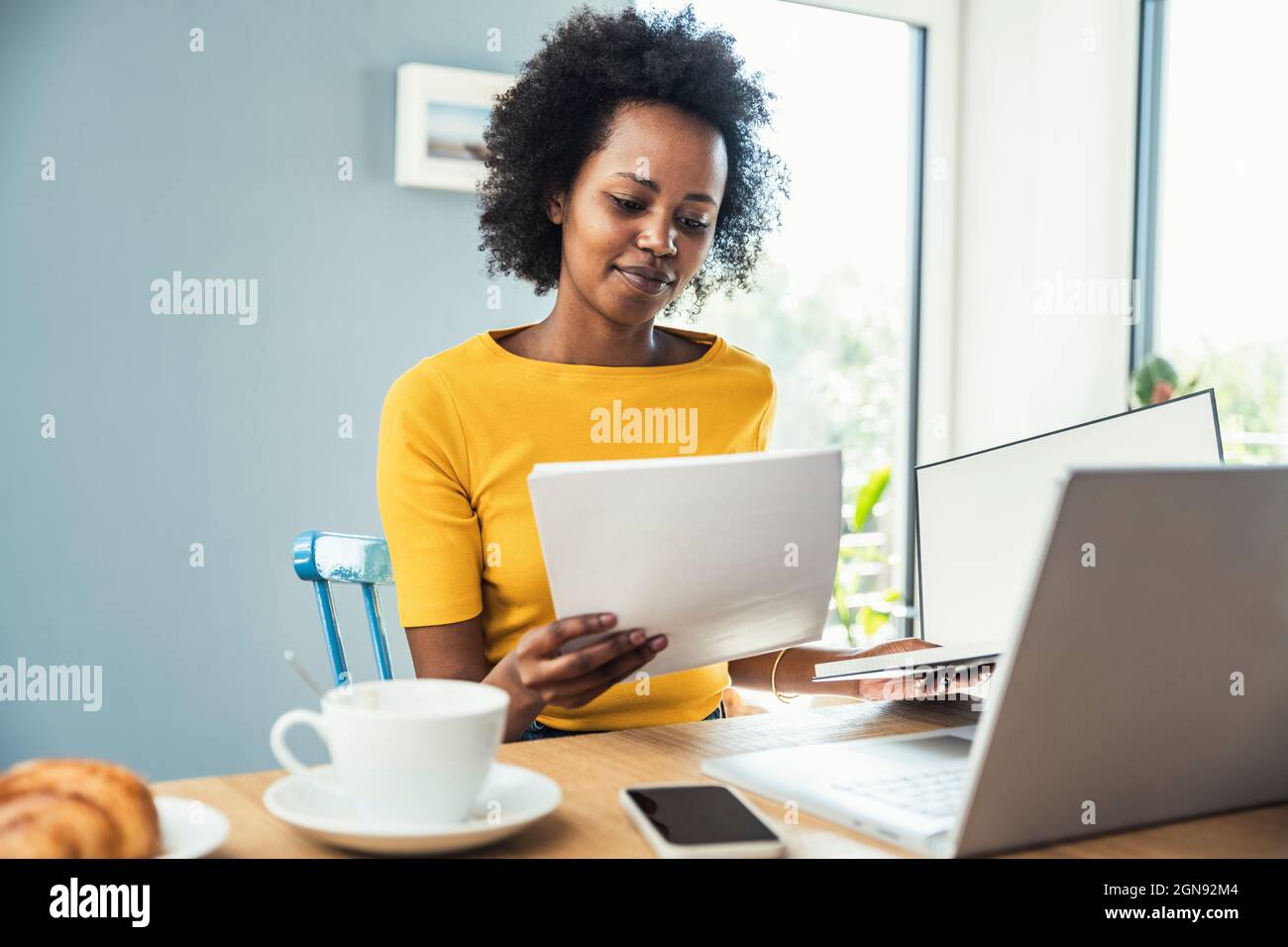 Person office reading folder hi-res stock photography and images - Alamy
