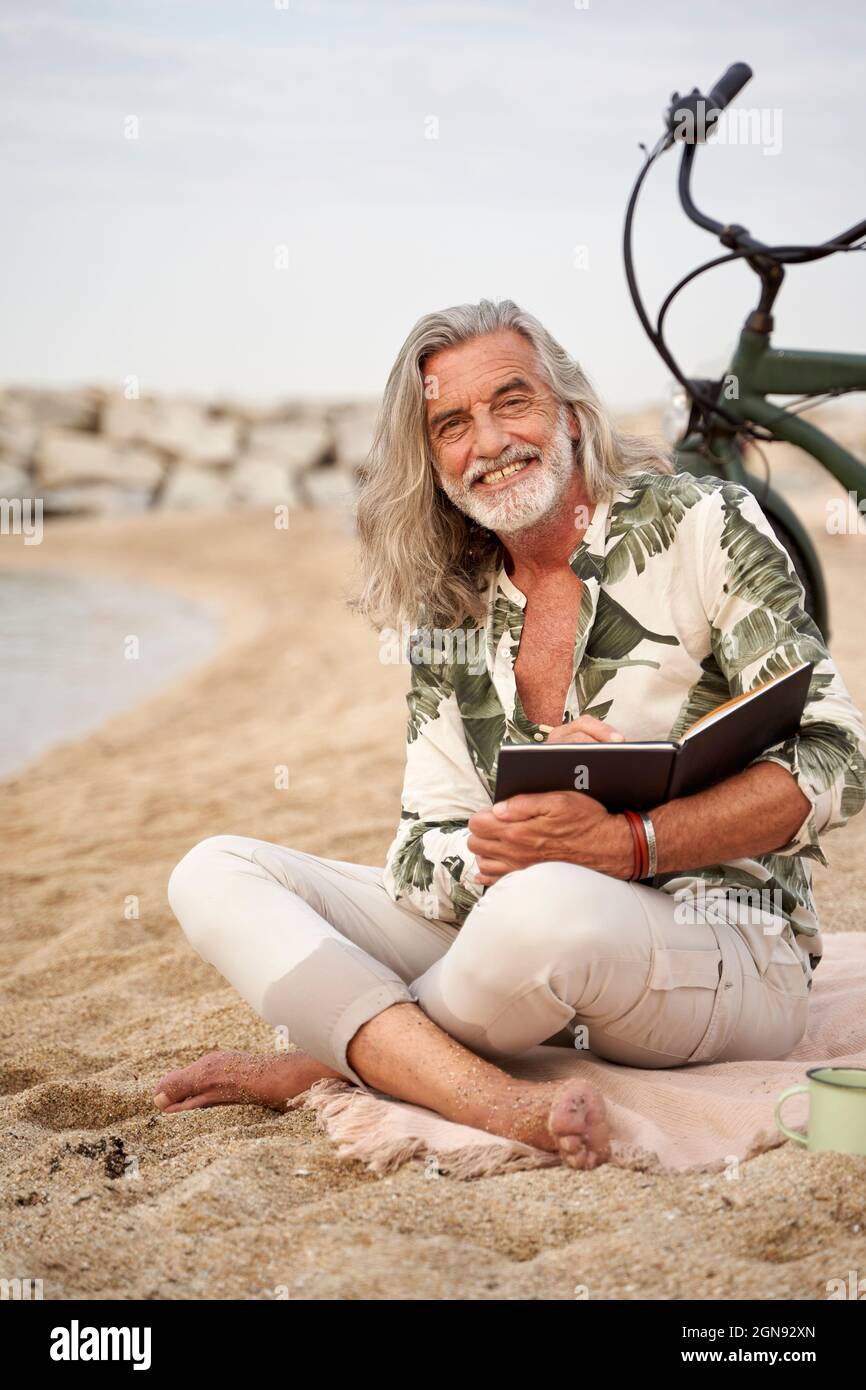 Man cross legged mature hi-res stock photography and images - Alamy
