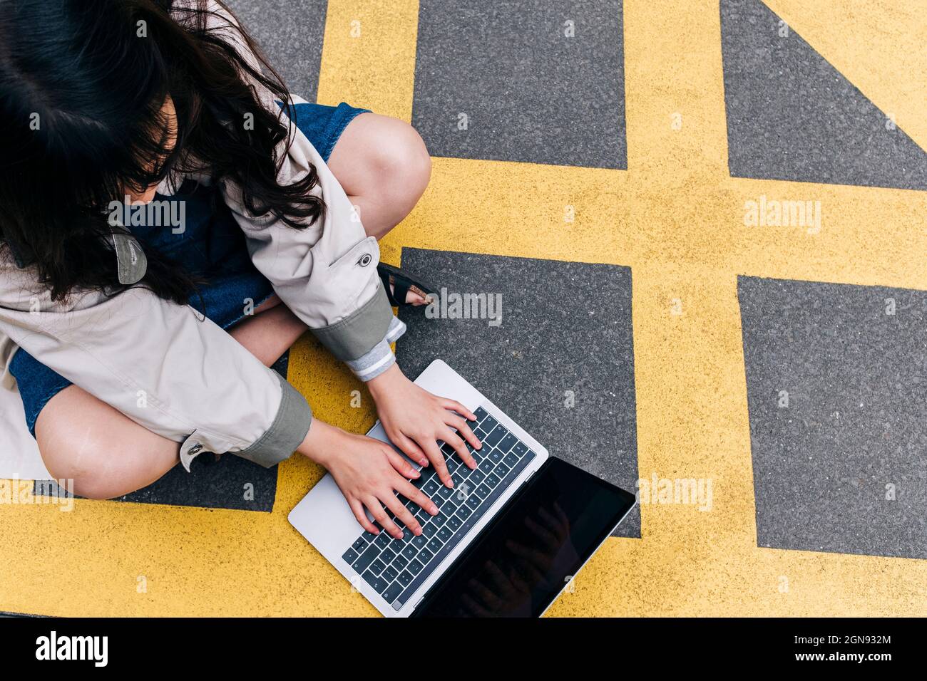 Asian woman sitting on ground hi-res stock photography and images - Alamy