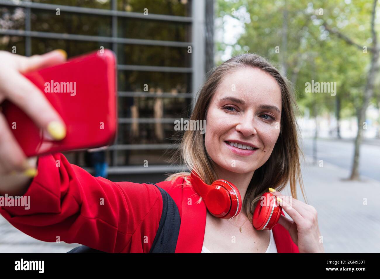 Photographing selfie with mobile phone hi-res stock photography and ...