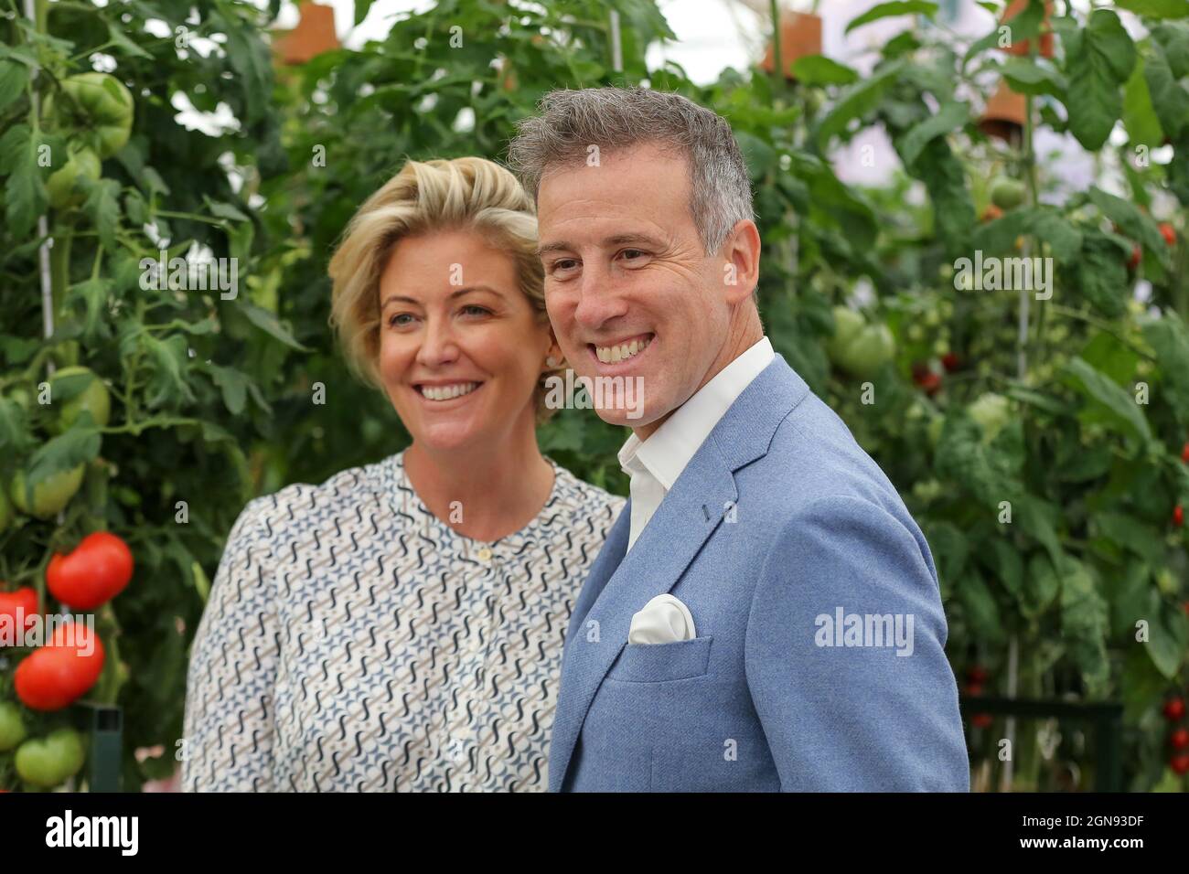 Anton du beke chelsea flower show hi-res stock photography and images ...