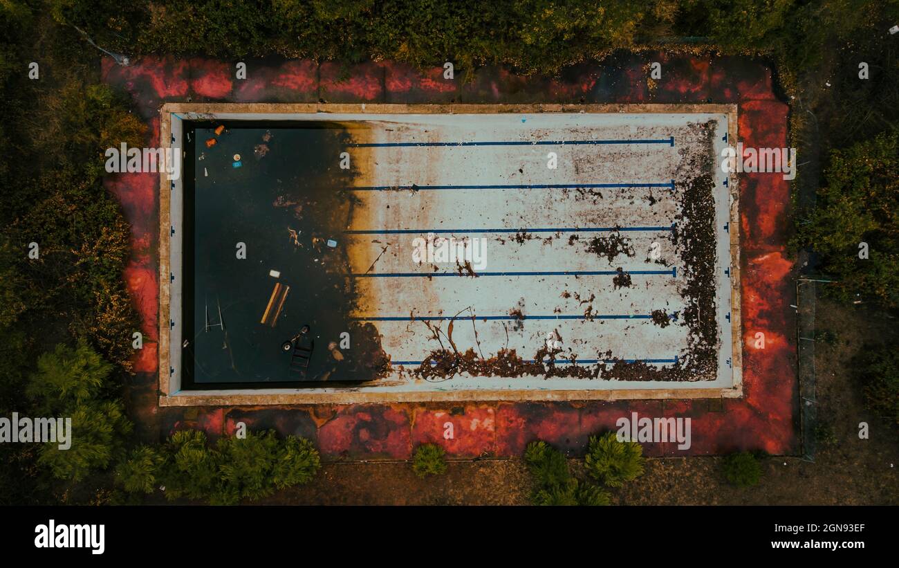 Abandoned swimming pool hi-res stock photography and images - Alamy