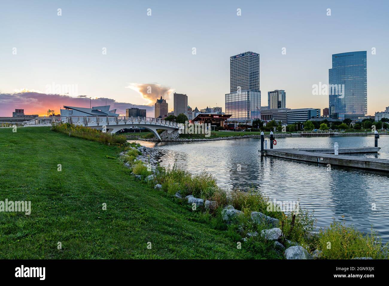 Downtown milwaukee sunset hi-res stock photography and images - Alamy