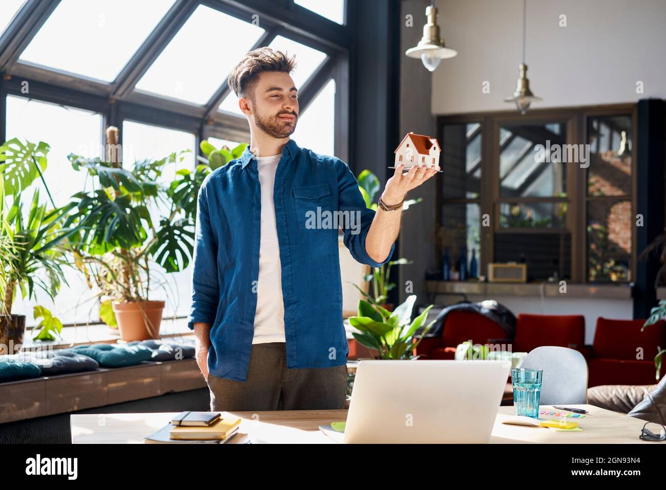 Male estate agent estate agent hi-res stock photography and images - Alamy