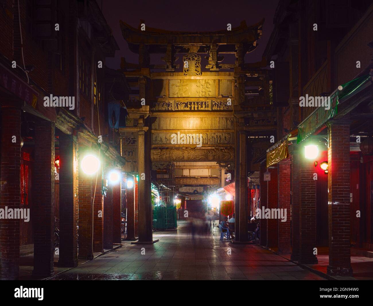 Old chinese gate hi-res stock photography and images - Alamy