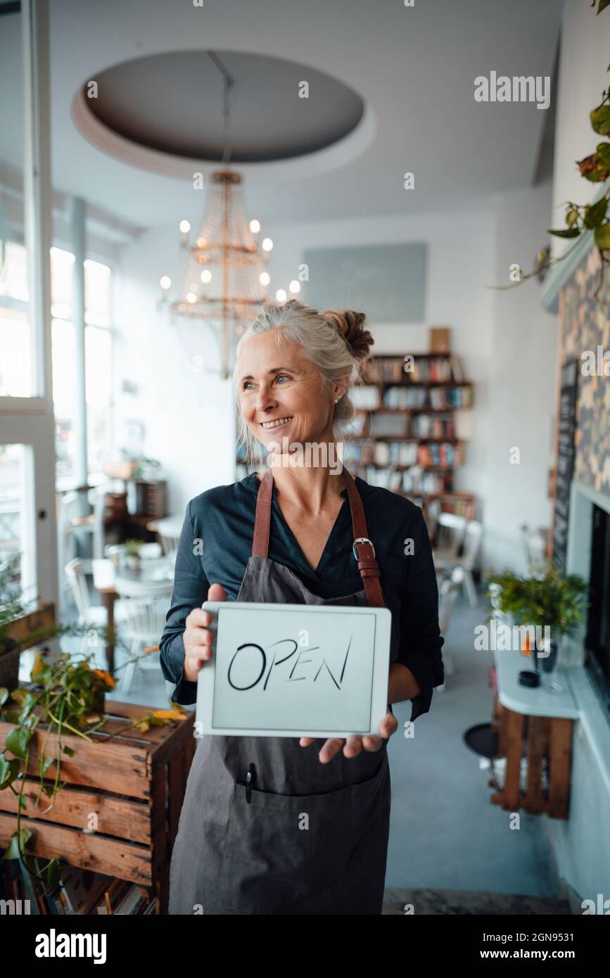 Female apron hi-res stock photography and images - Alamy