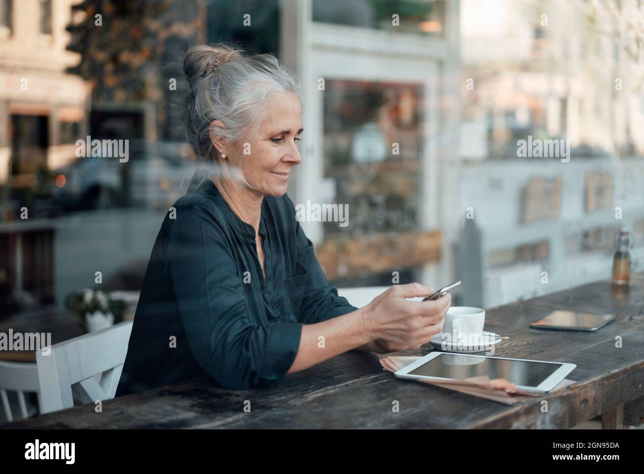 Cafe window hi-res stock photography and images - Alamy