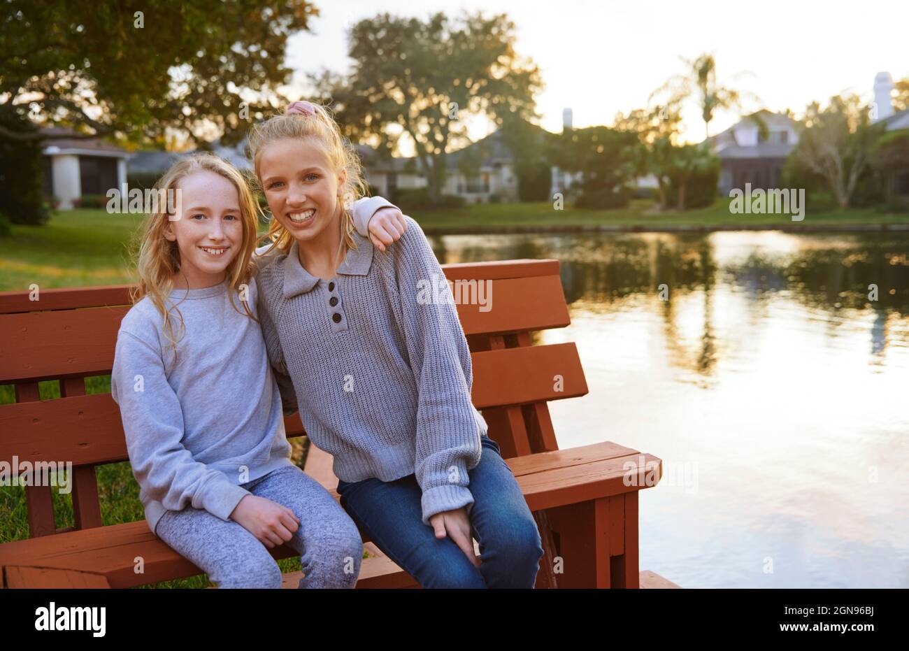 Girls sitting on bench hi-res stock photography and images - Alamy