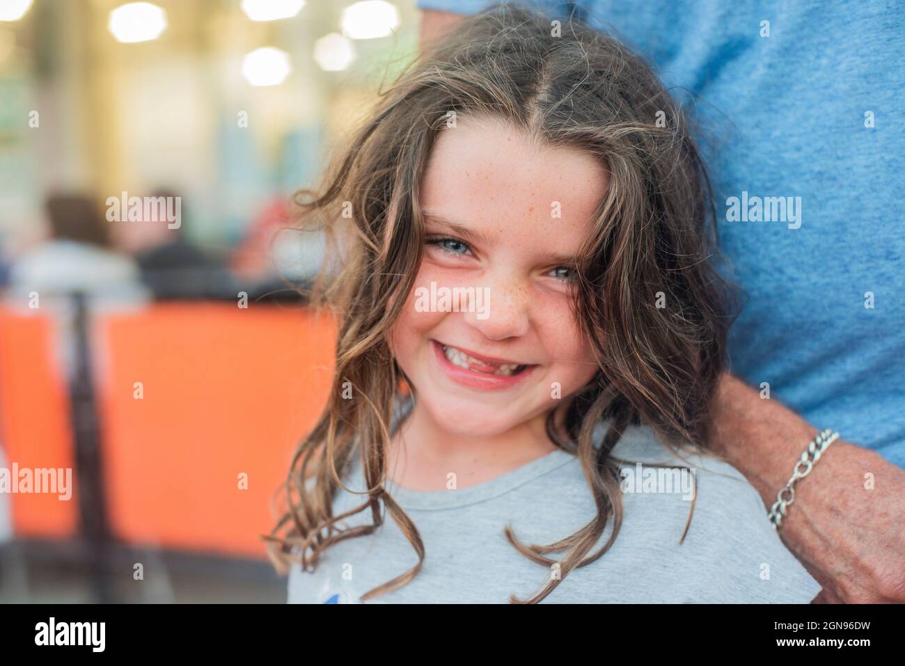 Smiling young girl with no front teeth Stock Photo - Alamy