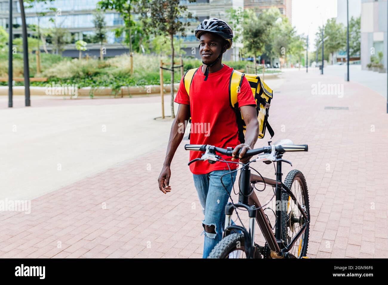 Bicycle delivery man hi-res stock photography and images - Alamy