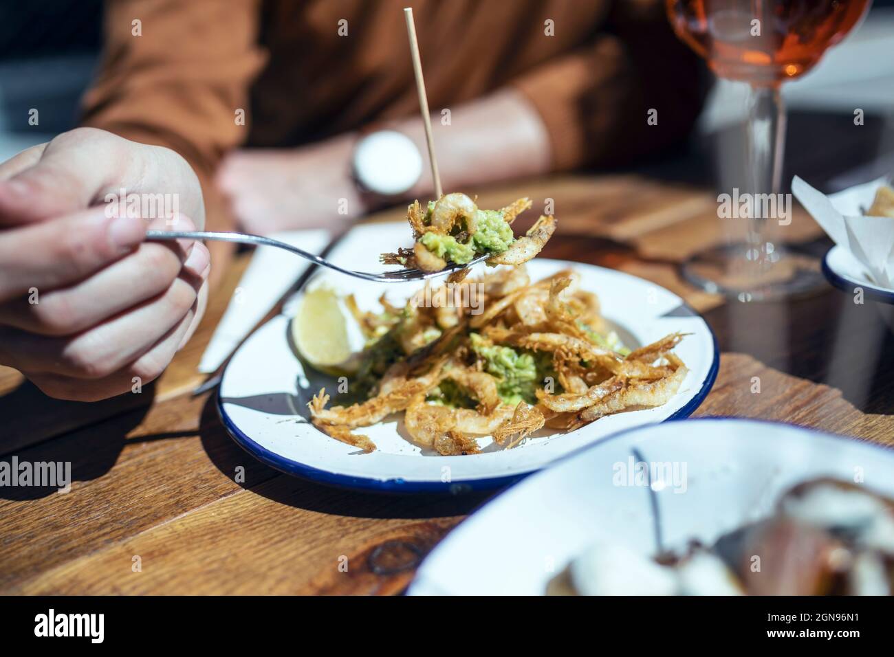 Man eating seafood restaurant hi-res stock photography and images - Alamy