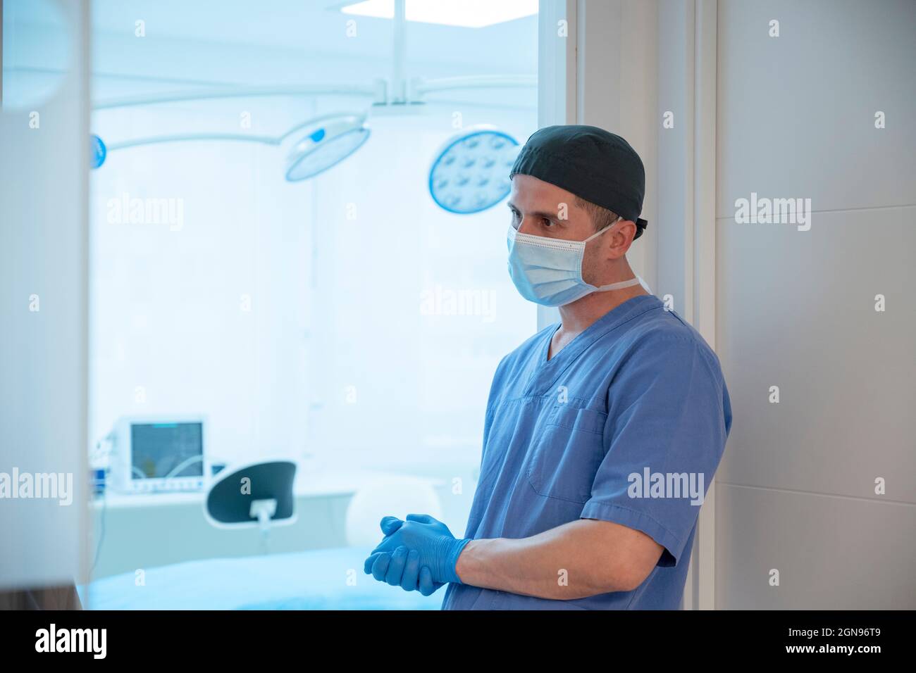 Doctor standing in operating room High Resolution Stock Photography and ...